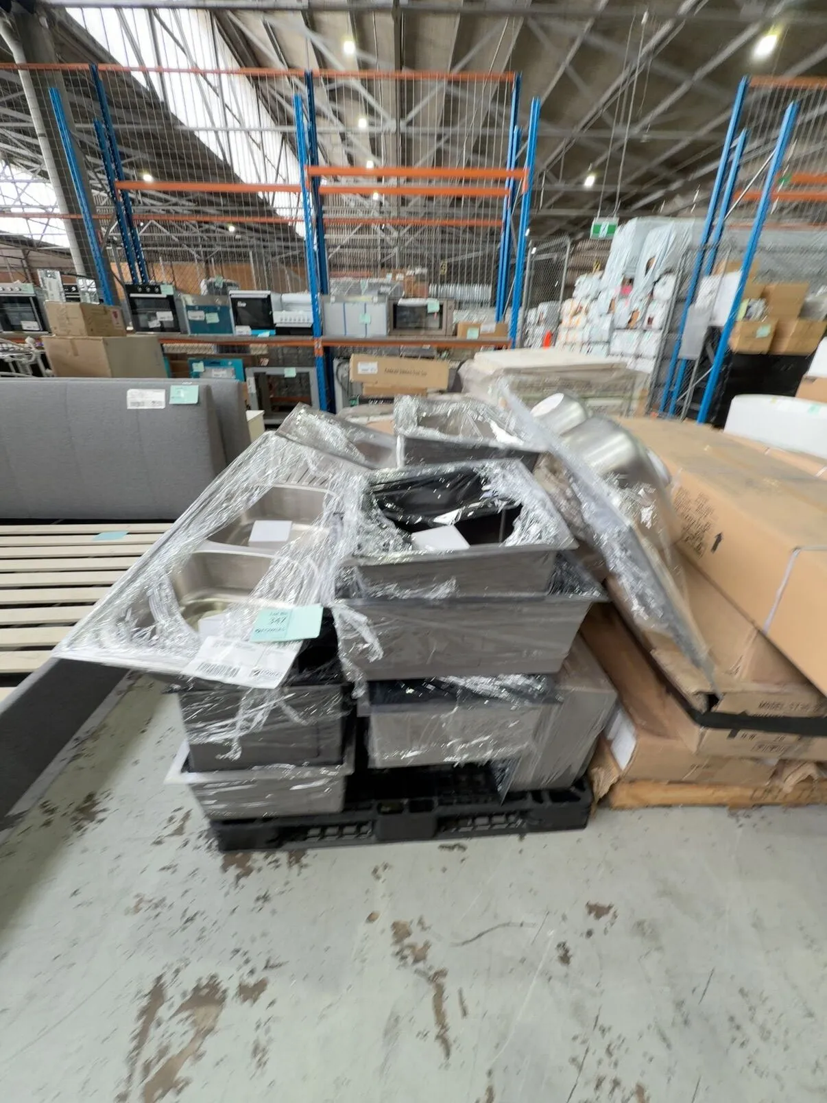 PALLET OF ASSORTED DISPLAY KITCHEN SINKS, ASSORTED SIZES AND FINISHES ...